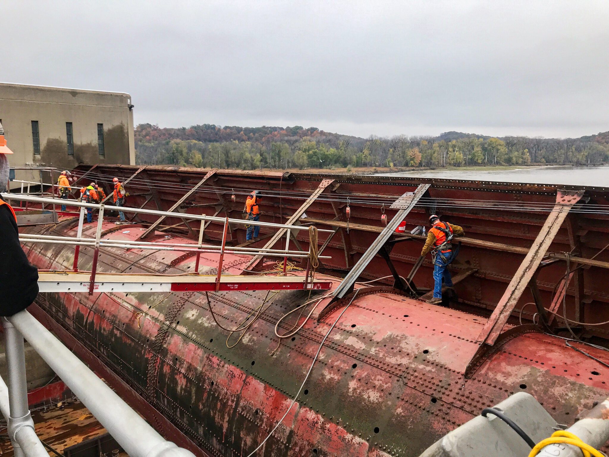 Lock & Dam 25 – Dam Gates and Service Bridge Painting and Repair | Alberici
